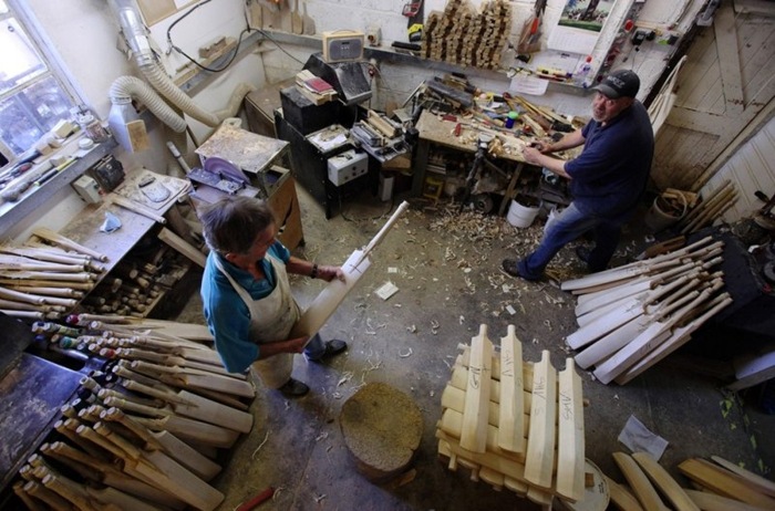 Inside a cricket bat manufacturing workshop | Amusing Planet